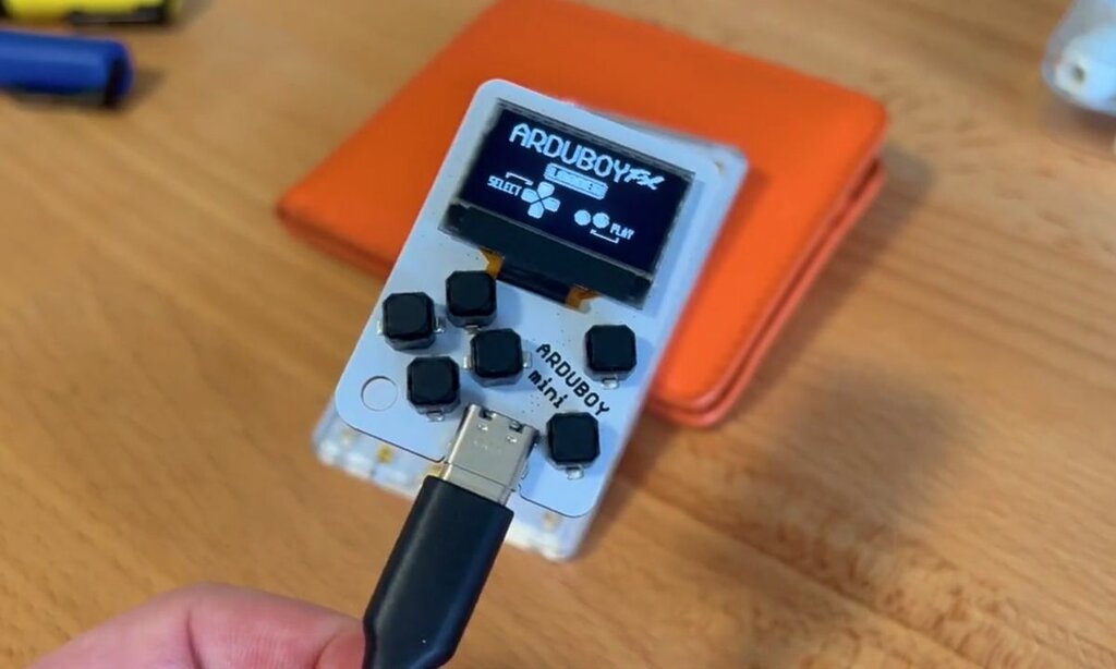 Así es Arduboy Mini, la consola diminuta con más de 300 juegos que ...