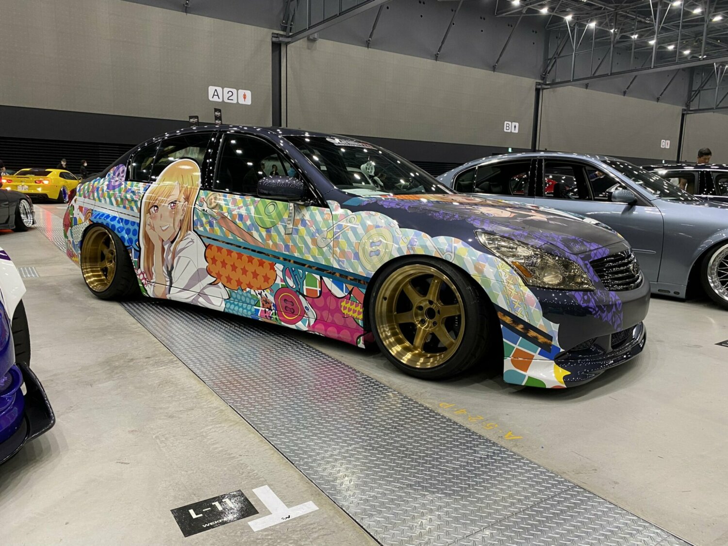 My Dress-Up Darling: Cosplayer de Marin posa junto a coche tuneado con ...