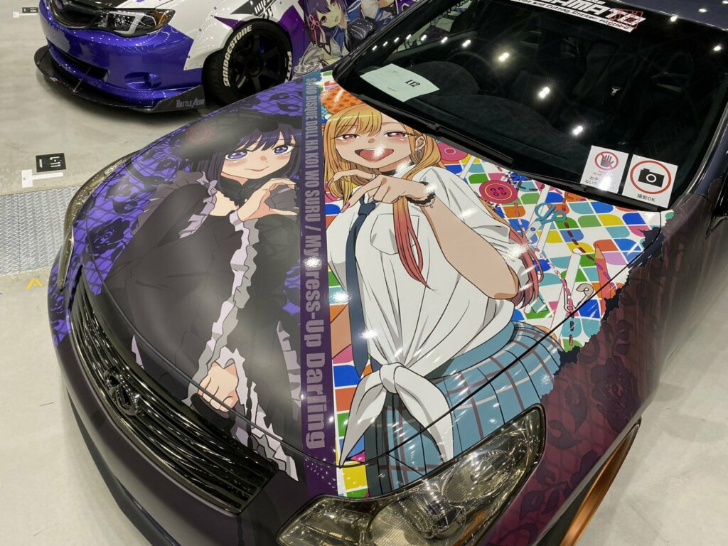 My Dress-Up Darling: Cosplayer de Marin posa junto a coche tuneado con ...