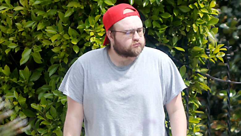Angus T. Jones, irreconocible tras su cambio físico 20 años después de ...