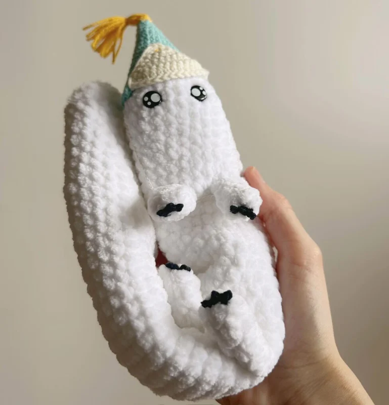 El Gusano Pincel de Witch Hat Atelier ya tiene su propio peluche, y es ...